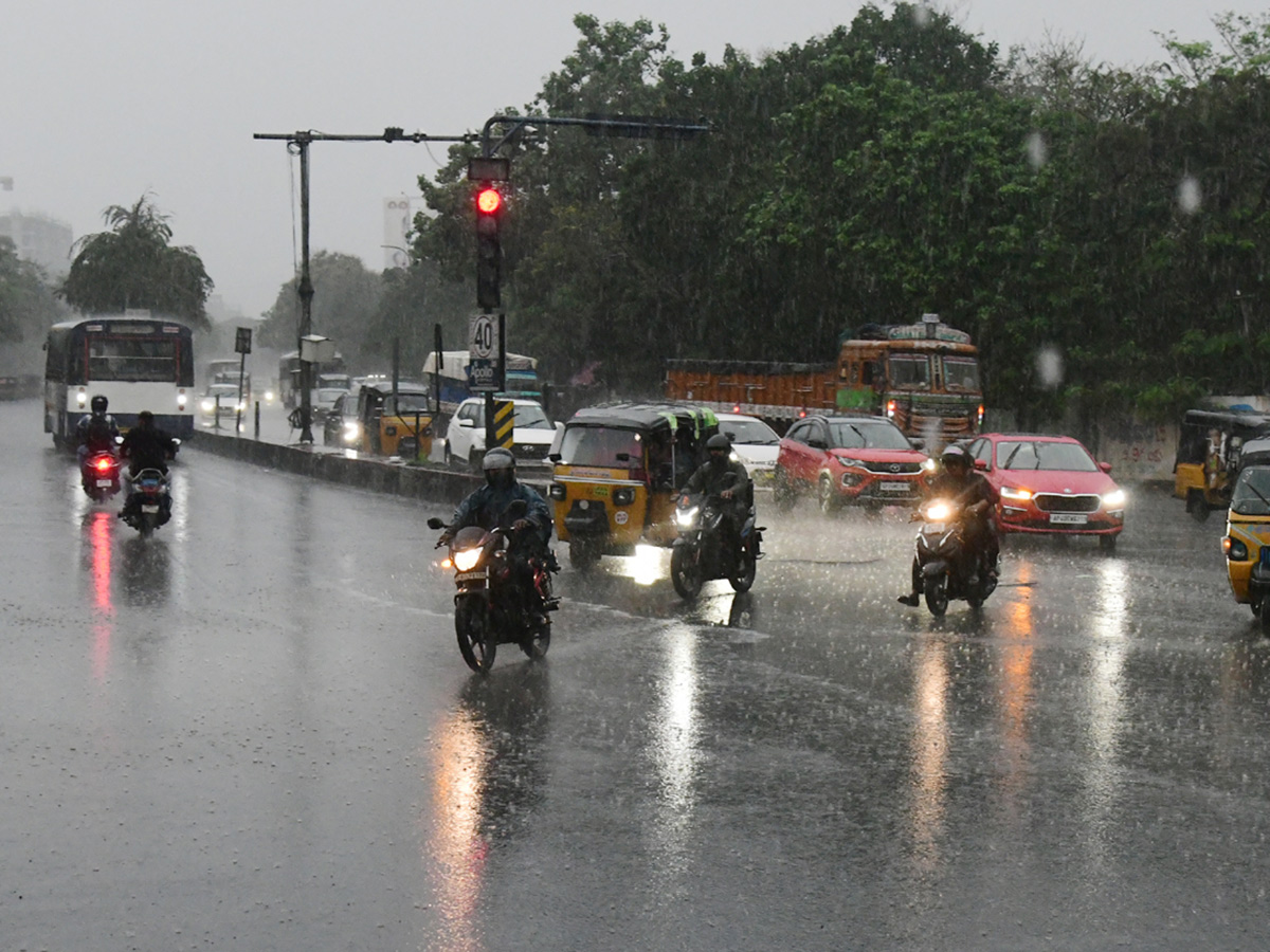విశాఖ, విజయవాడలో దంచికొట్టిన వర్షం (ఫొటోలు) | Rain Water Logged On ...