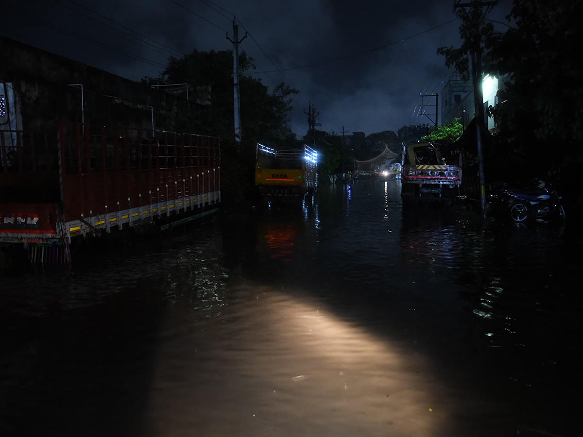 విశాఖ, విజయవాడలో దంచికొట్టిన వర్షం (ఫొటోలు) | Rain Water Logged On ...