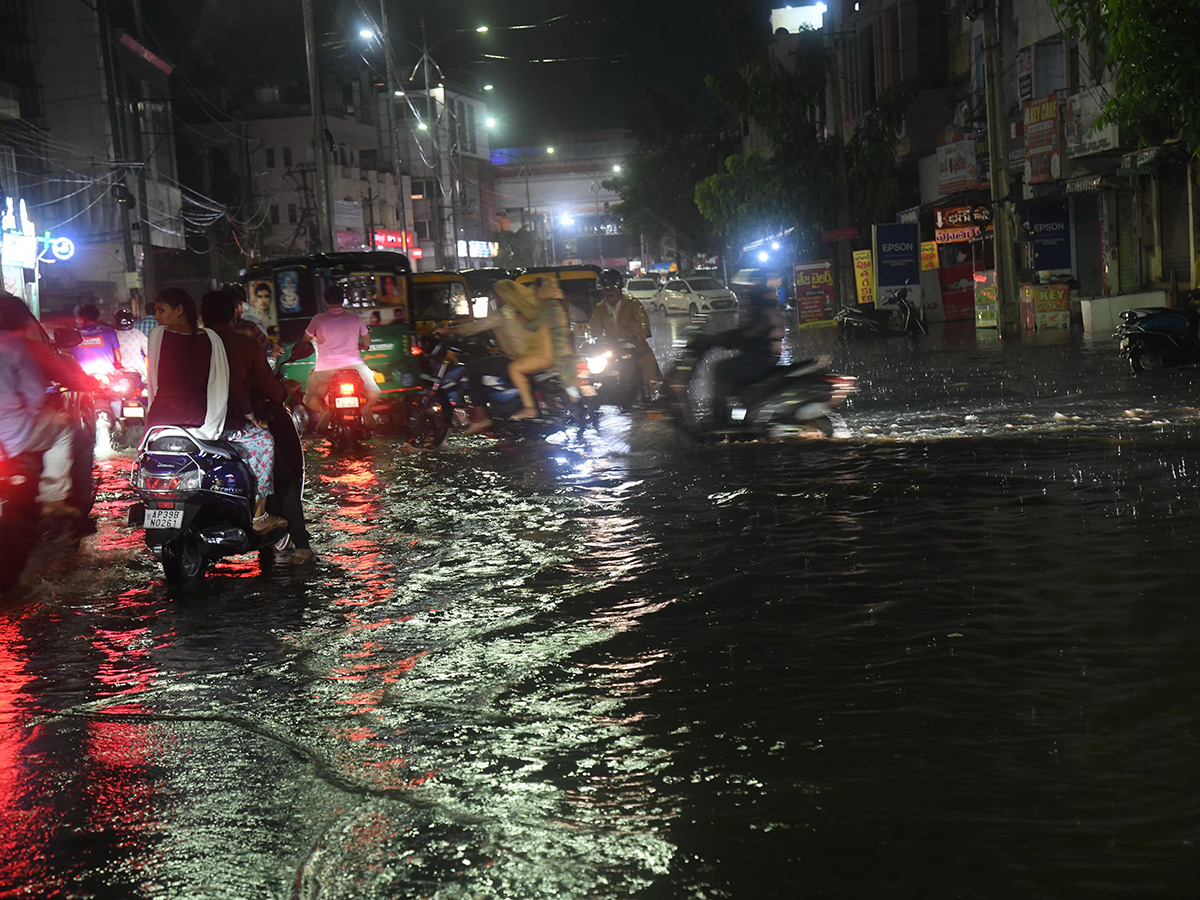 విశాఖ, విజయవాడలో దంచికొట్టిన వర్షం (ఫొటోలు) | Rain Water Logged On ...