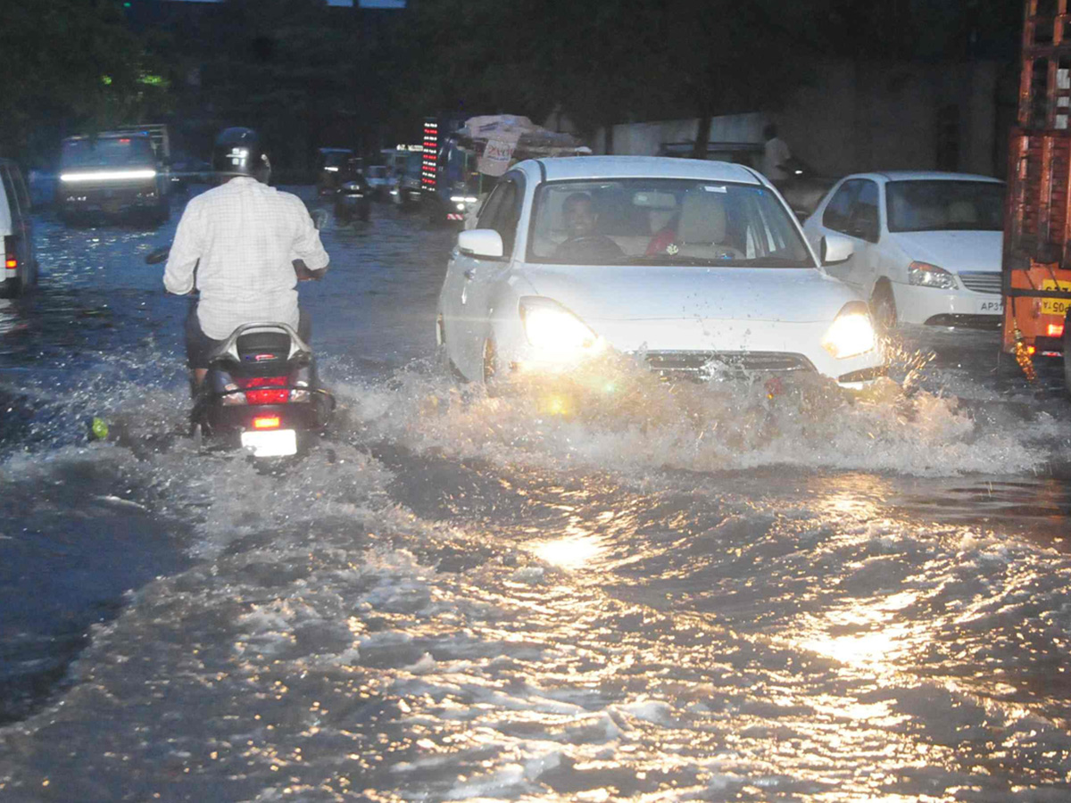 విశాఖ, విజయవాడలో దంచికొట్టిన వర్షం (ఫొటోలు) | Rain Water Logged On ...