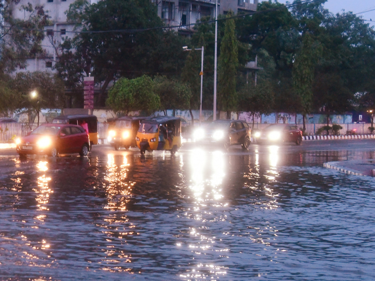 విశాఖ, విజయవాడలో దంచికొట్టిన వర్షం (ఫొటోలు) | Rain Water Logged On ...