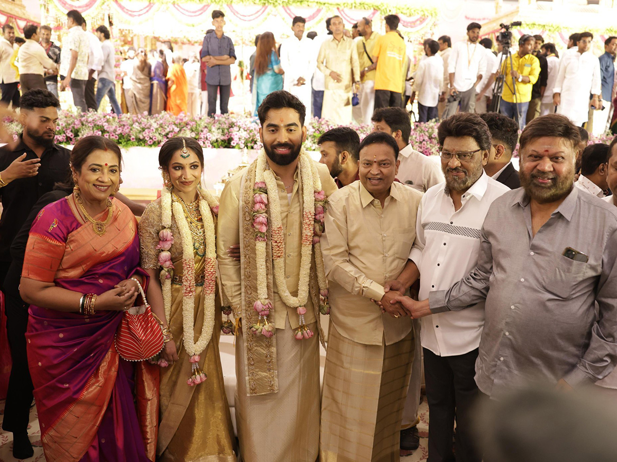 తమిళ సినీ నిర్మాత కూతురి పెళ్లిలో ప్రముఖులు (ఫోటోలు) | Dr IshariK ...