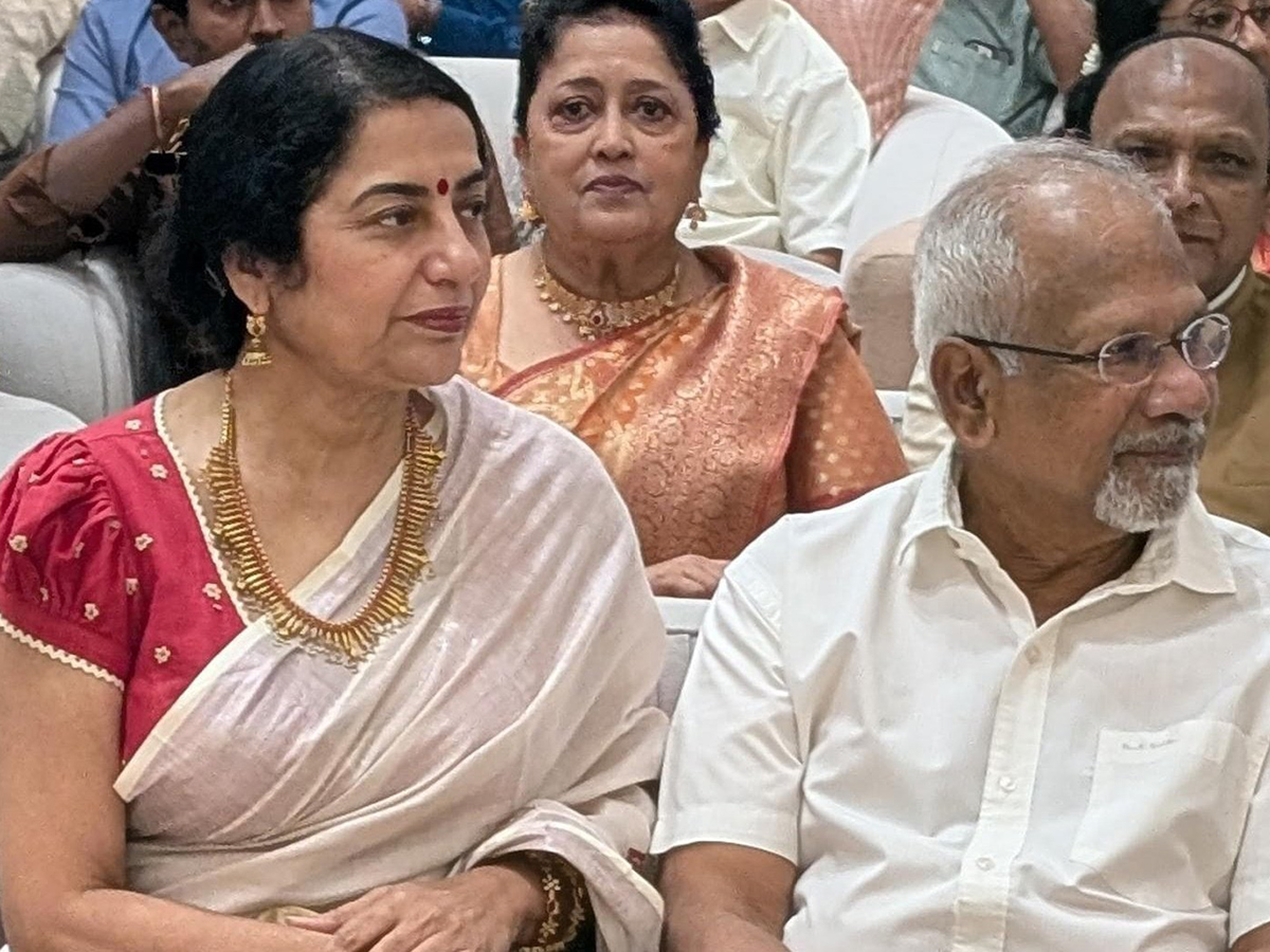 తమిళ సినీ నిర్మాత కూతురి పెళ్లిలో ప్రముఖులు (ఫోటోలు) | Dr IshariK ...