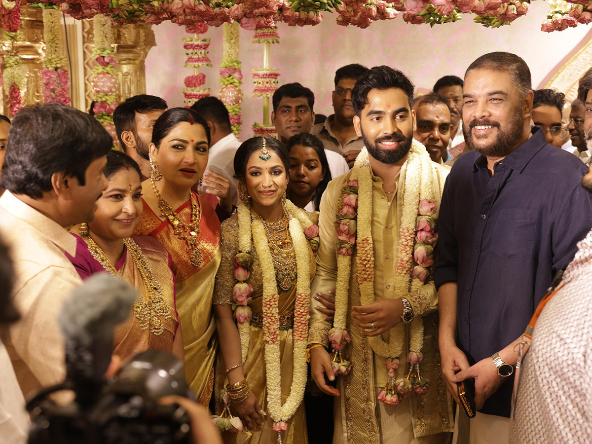 తమిళ సినీ నిర్మాత కూతురి పెళ్లిలో ప్రముఖులు (ఫోటోలు) | Dr IshariK ...