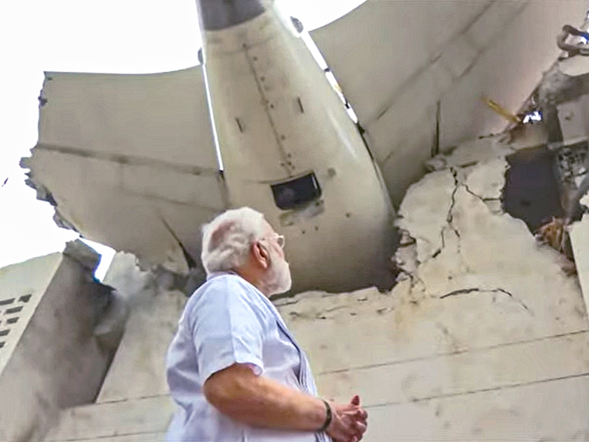 విమాన ప్రమాదం.. ఘటనాస్థలిని పరిశీలించిన ప్రధాని మోదీ (ఫొటోలు) | PM ...