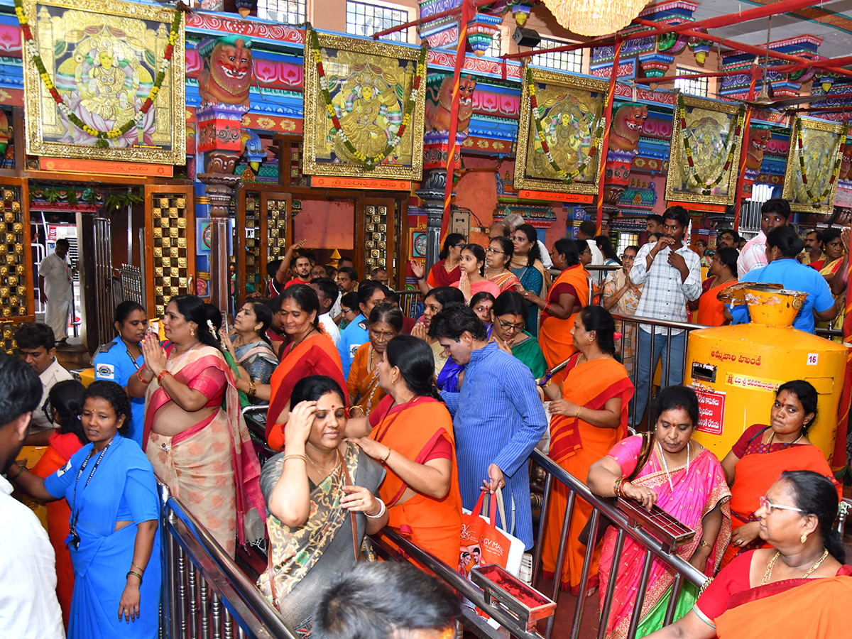 విజయవాడ : ఇంద్రకీలాద్రిపై కొలువైన దుర్గమ్మకు ఆషాఢ సారె (ఫొటోలు ...