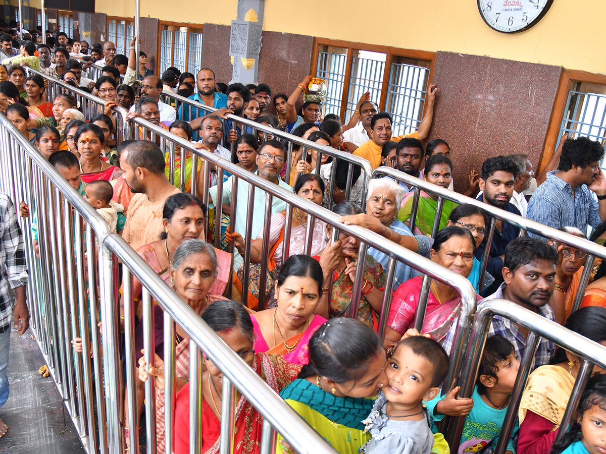 విజయవాడ : ఇంద్రకీలాద్రిపై కొలువైన దుర్గమ్మకు ఆషాఢ సారె (ఫొటోలు ...