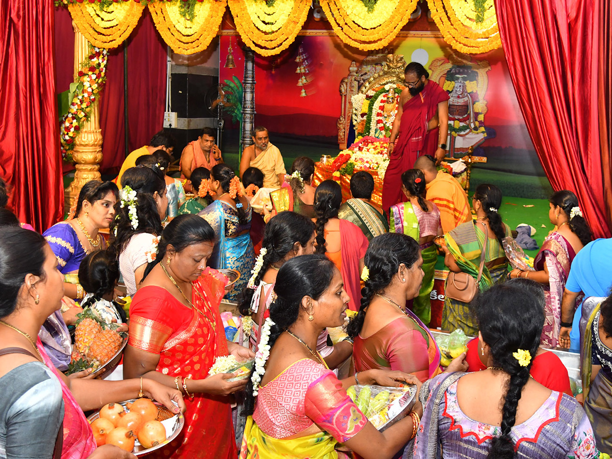 విజయవాడ : ఇంద్రకీలాద్రిపై కొలువైన దుర్గమ్మకు ఆషాఢ సారె (ఫొటోలు ...