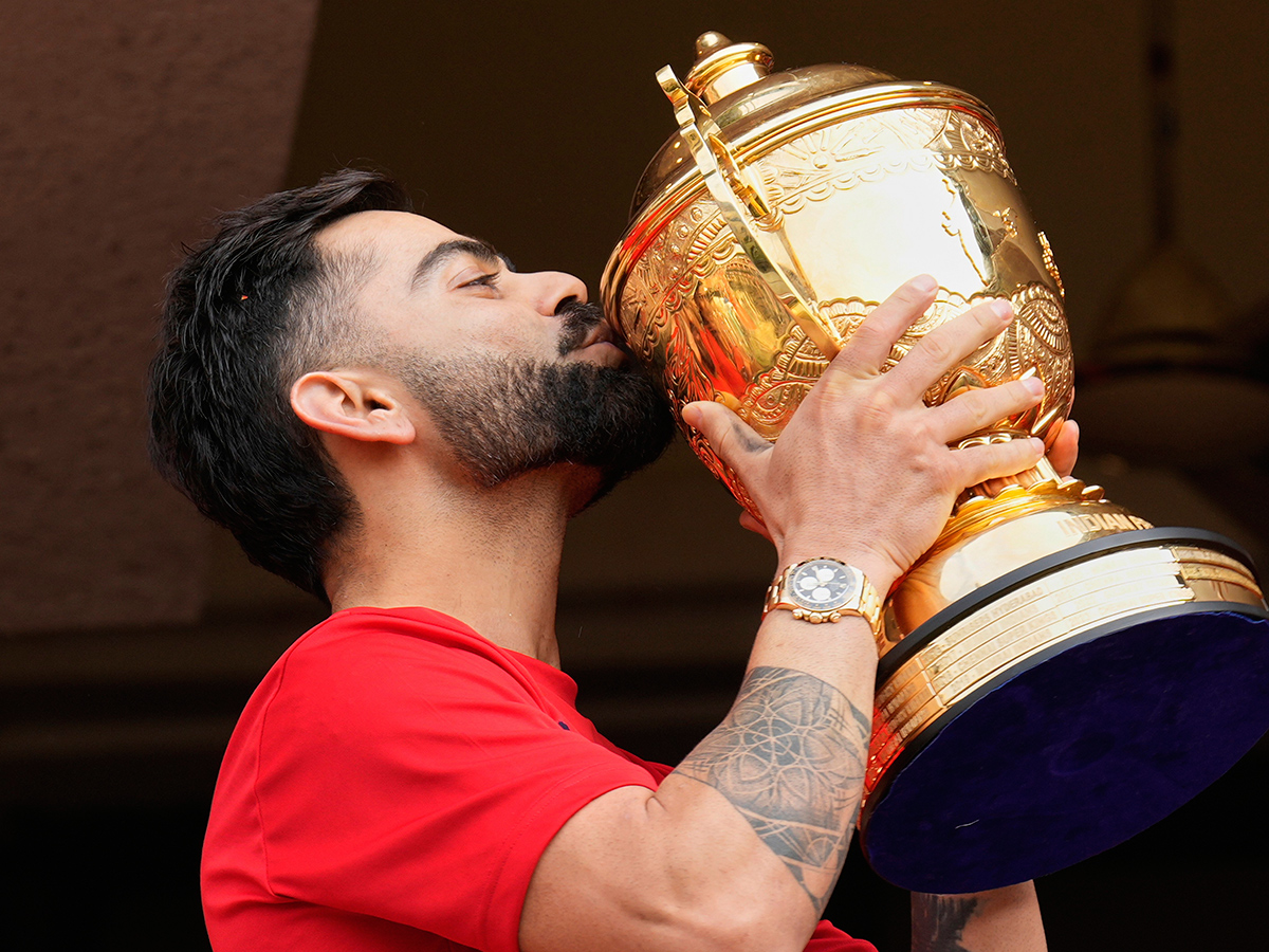 విషాదం నడుమే.. ఆర్సీబీ జట్టుకు కర్ణాటక ప్రభుత్వ సన్మానం (ఫొటోలు) | Ipl ...