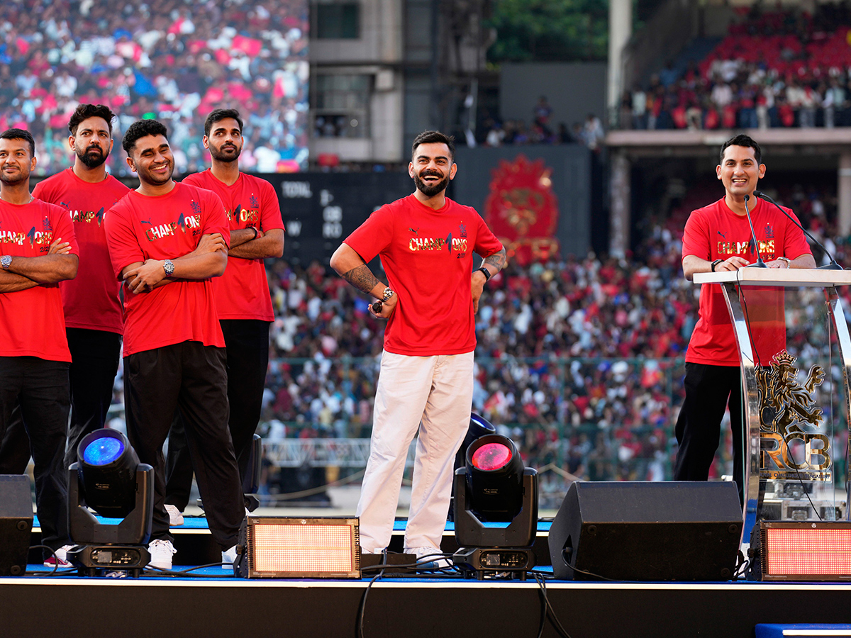 విషాదం నడుమే.. ఆర్సీబీ జట్టుకు కర్ణాటక ప్రభుత్వ సన్మానం (ఫొటోలు) | Ipl ...