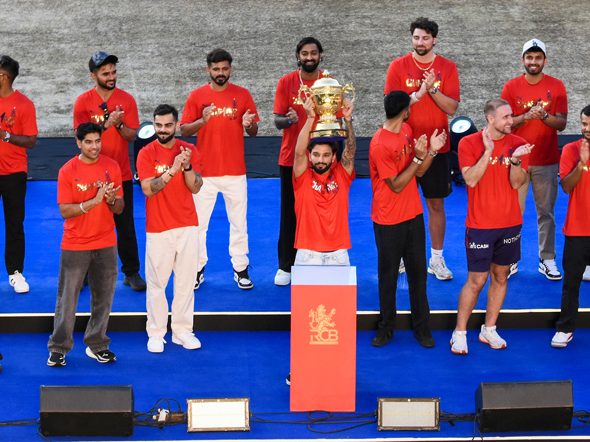 విషాదం నడుమే.. ఆర్సీబీ జట్టుకు కర్ణాటక ప్రభుత్వ సన్మానం (ఫొటోలు) | Ipl ...