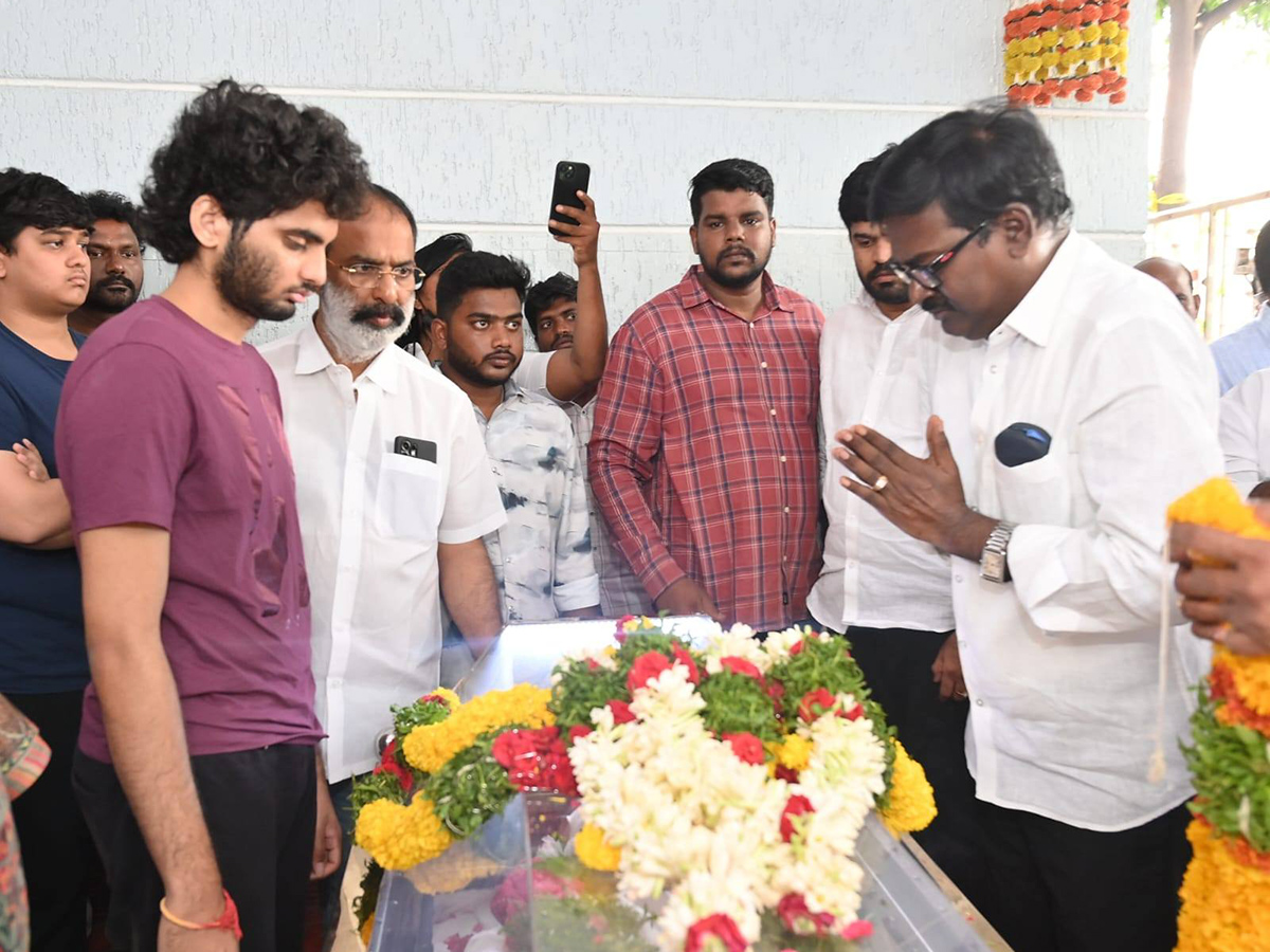 హైదరాబాద్‌ : మాగంటికి నేతలు కన్నీటి నివాళి (ఫొటోలు) | KCR Emotional On ...