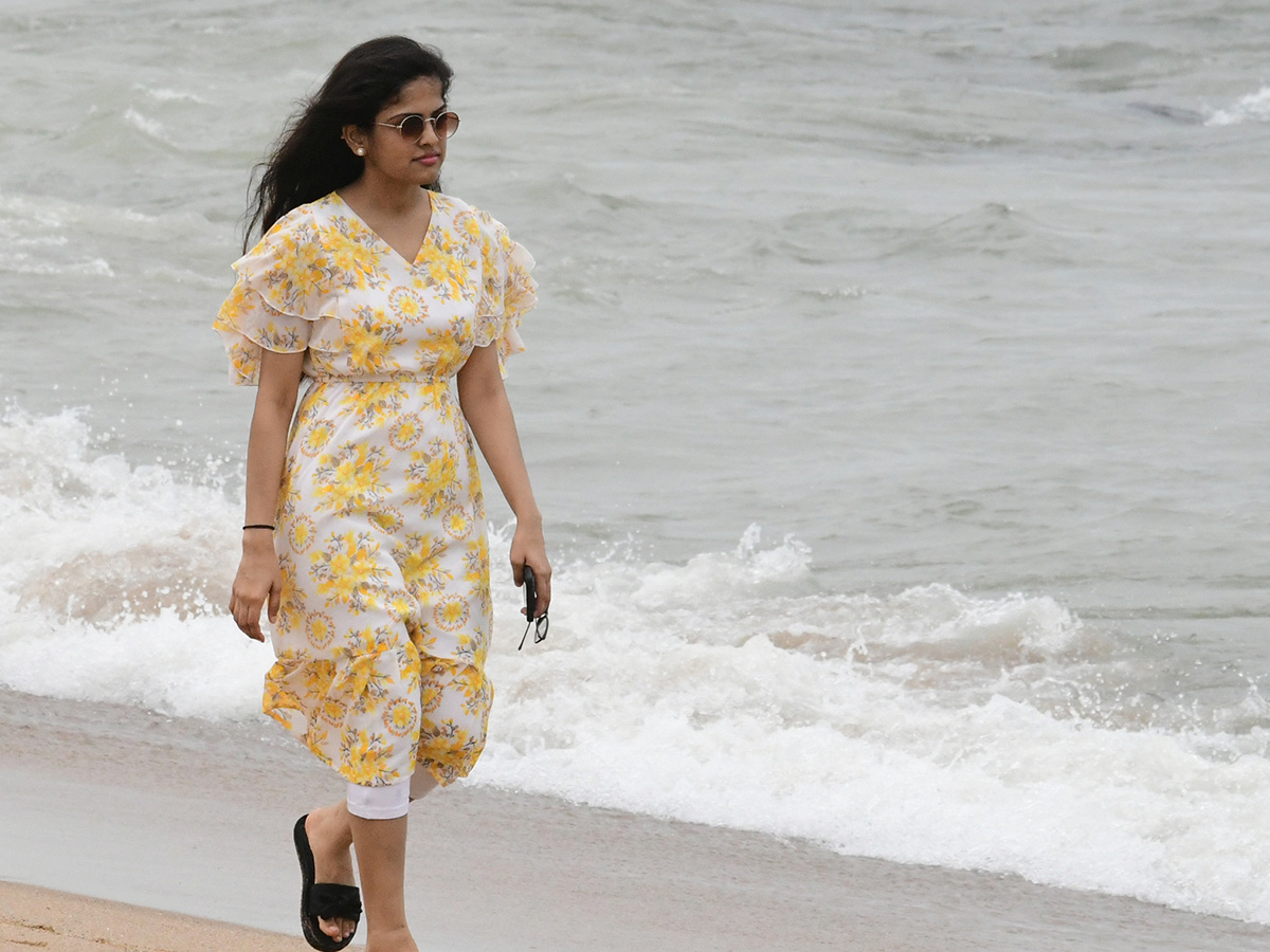 విశాఖపట్నం : సాగరతీరంలో సందర్శకుల సందడి (ఫొటోలు) | People Enjoying At ...