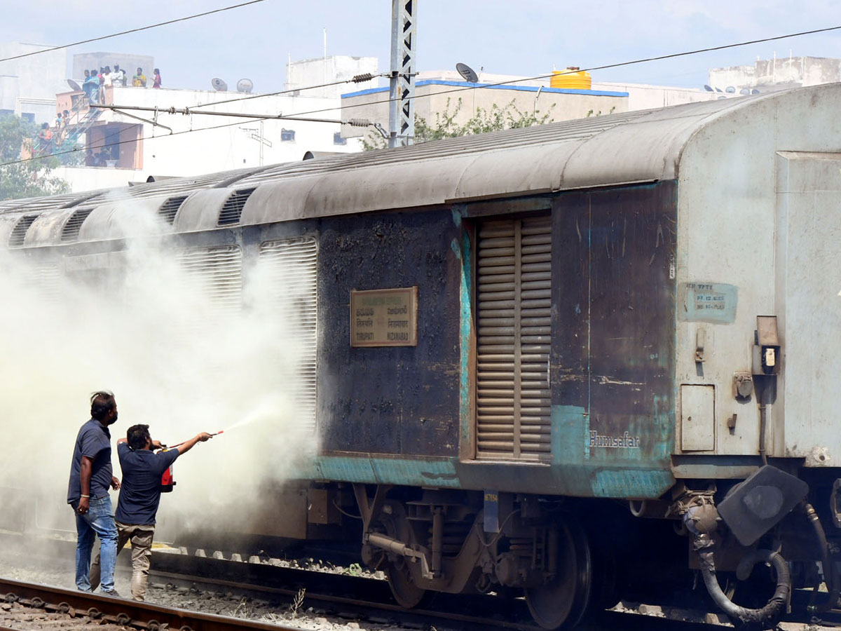 తిరుపతిలో రైలు అగ్నిప్రమాదం (ఫొటోలు) | Fire breaks out in coaches of ...