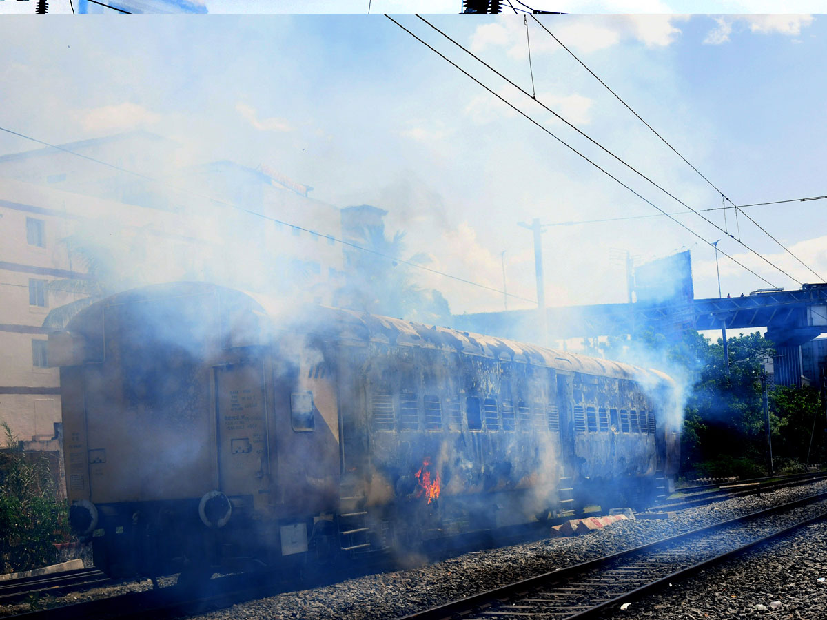 తిరుపతిలో రైలు అగ్నిప్రమాదం (ఫొటోలు) | Fire breaks out in coaches of ...