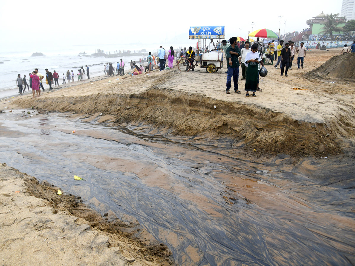 విశాఖపట్నం సాగరతీరంలో సండే సందడి (ఫొటోలు) | Huge Number Of Tourists And ...