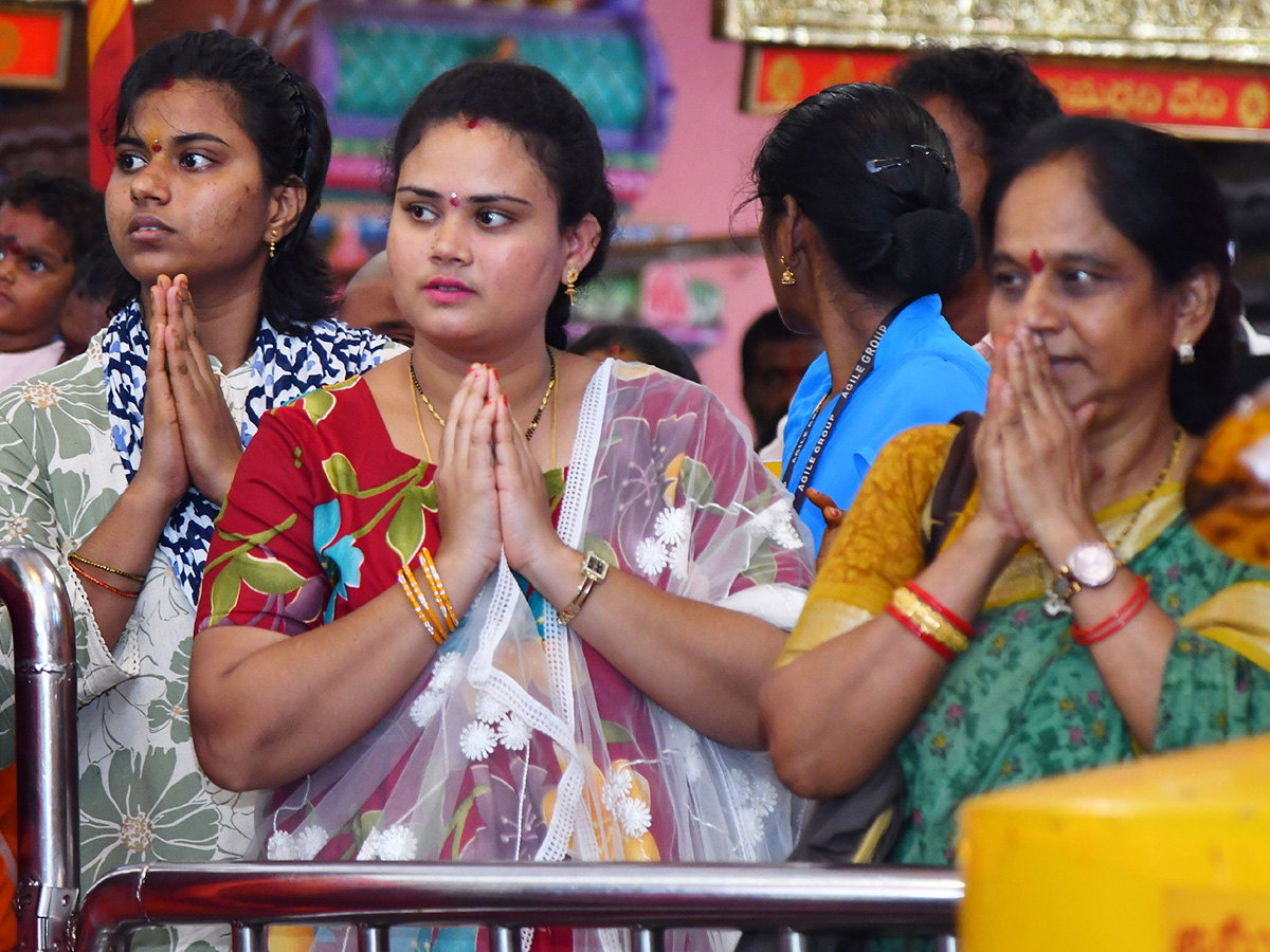 విజయవాడ : సారె తెచ్చి..మనసారా కొలిచి..కిక్కిరిసిన ఇంద్రకీలాద్రి (ఫొటోలు ...