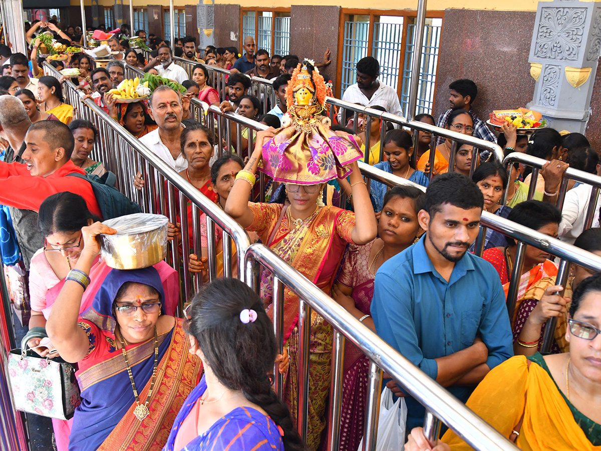 విజయవాడ : సారె తెచ్చి..మనసారా కొలిచి..కిక్కిరిసిన ఇంద్రకీలాద్రి (ఫొటోలు ...