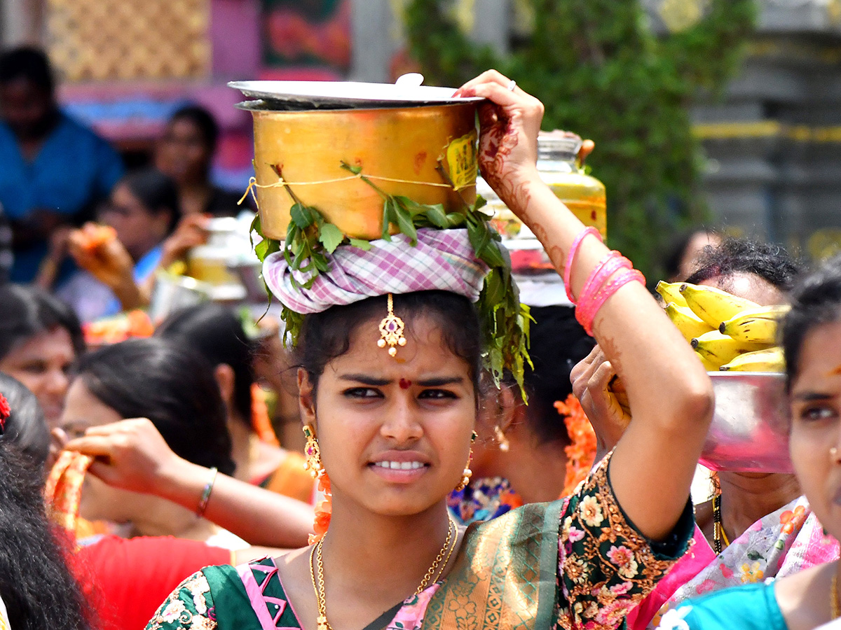 విజయవాడ : సారె తెచ్చి..మనసారా కొలిచి..కిక్కిరిసిన ఇంద్రకీలాద్రి (ఫొటోలు ...