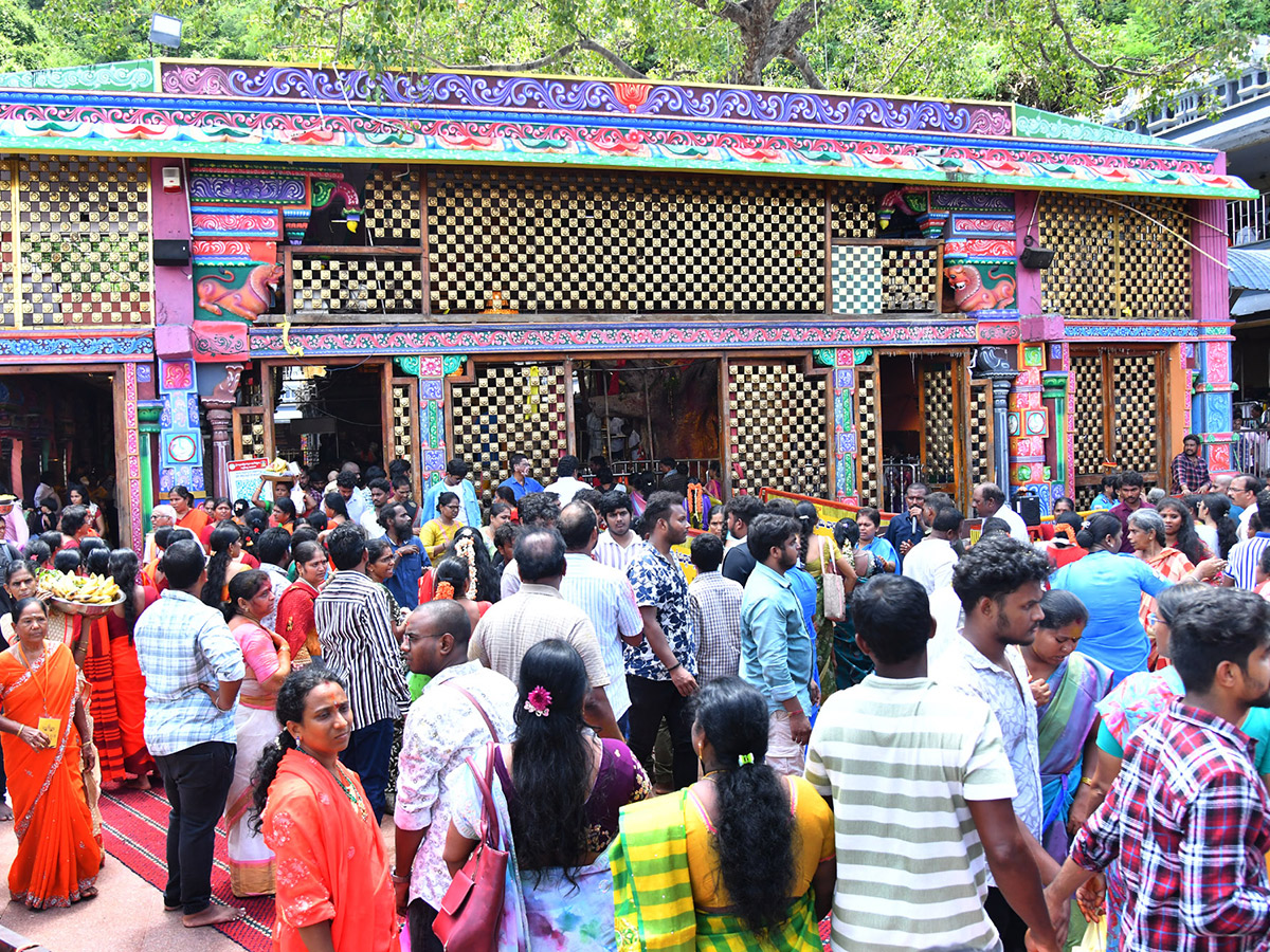 విజయవాడ : సారె తెచ్చి..మనసారా కొలిచి..కిక్కిరిసిన ఇంద్రకీలాద్రి (ఫొటోలు ...