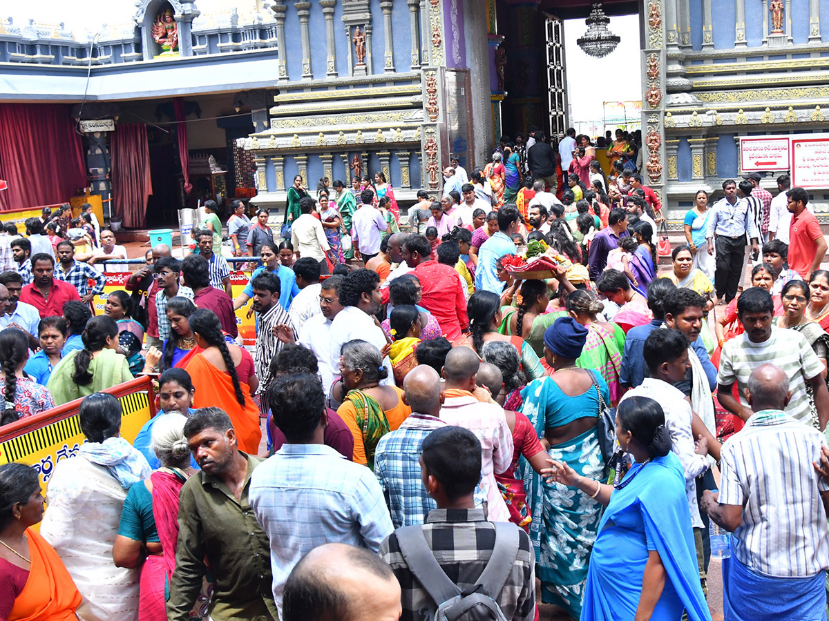 విజయవాడ : సారె తెచ్చి..మనసారా కొలిచి..కిక్కిరిసిన ఇంద్రకీలాద్రి (ఫొటోలు ...