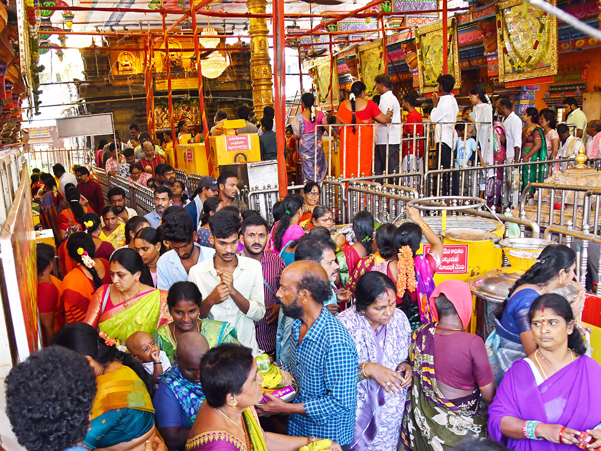 విజయవాడ : సారె తెచ్చి..మనసారా కొలిచి..కిక్కిరిసిన ఇంద్రకీలాద్రి (ఫొటోలు ...