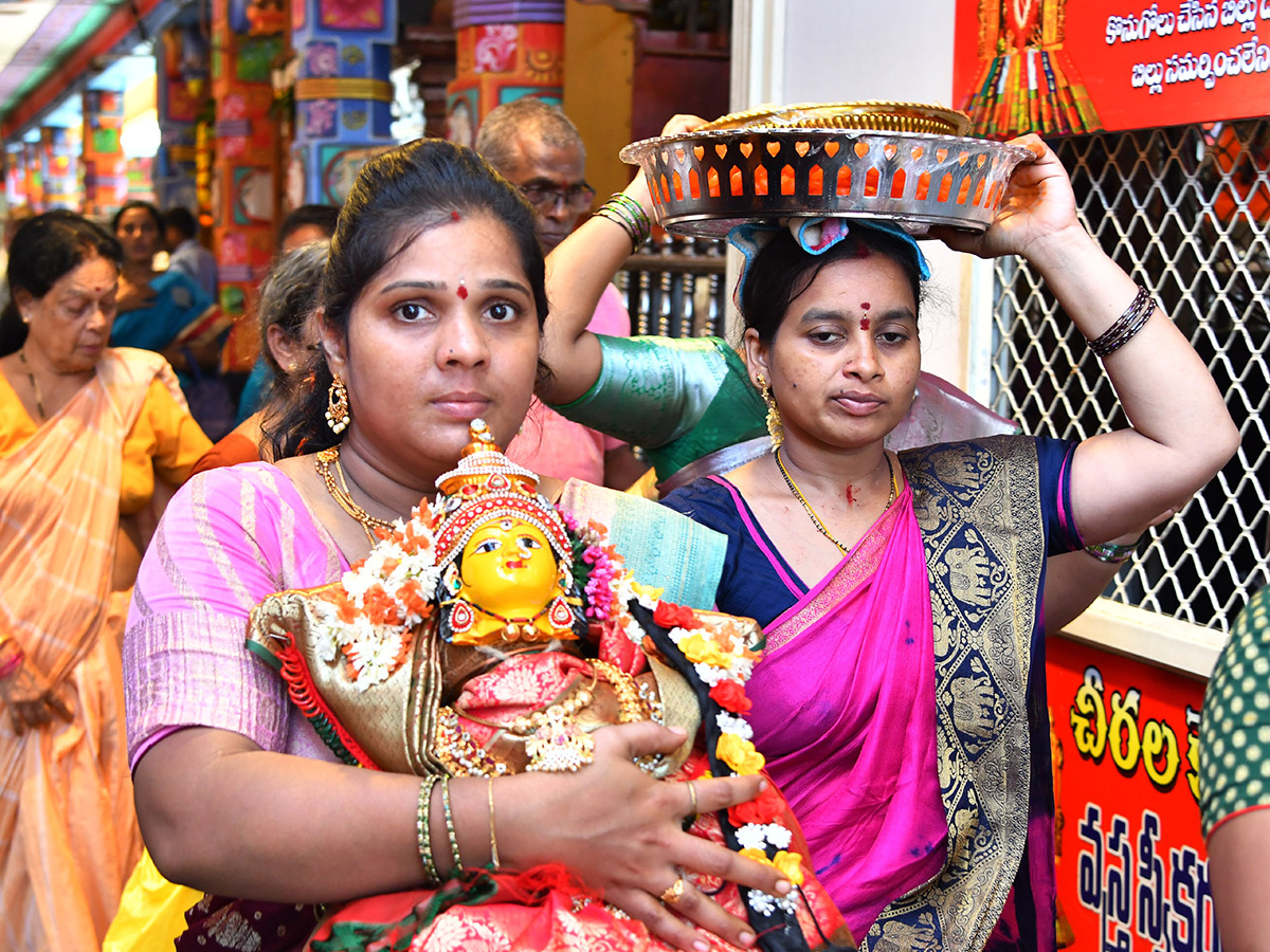 విజయవాడ : సారె తెచ్చి..మనసారా కొలిచి..కిక్కిరిసిన ఇంద్రకీలాద్రి (ఫొటోలు ...