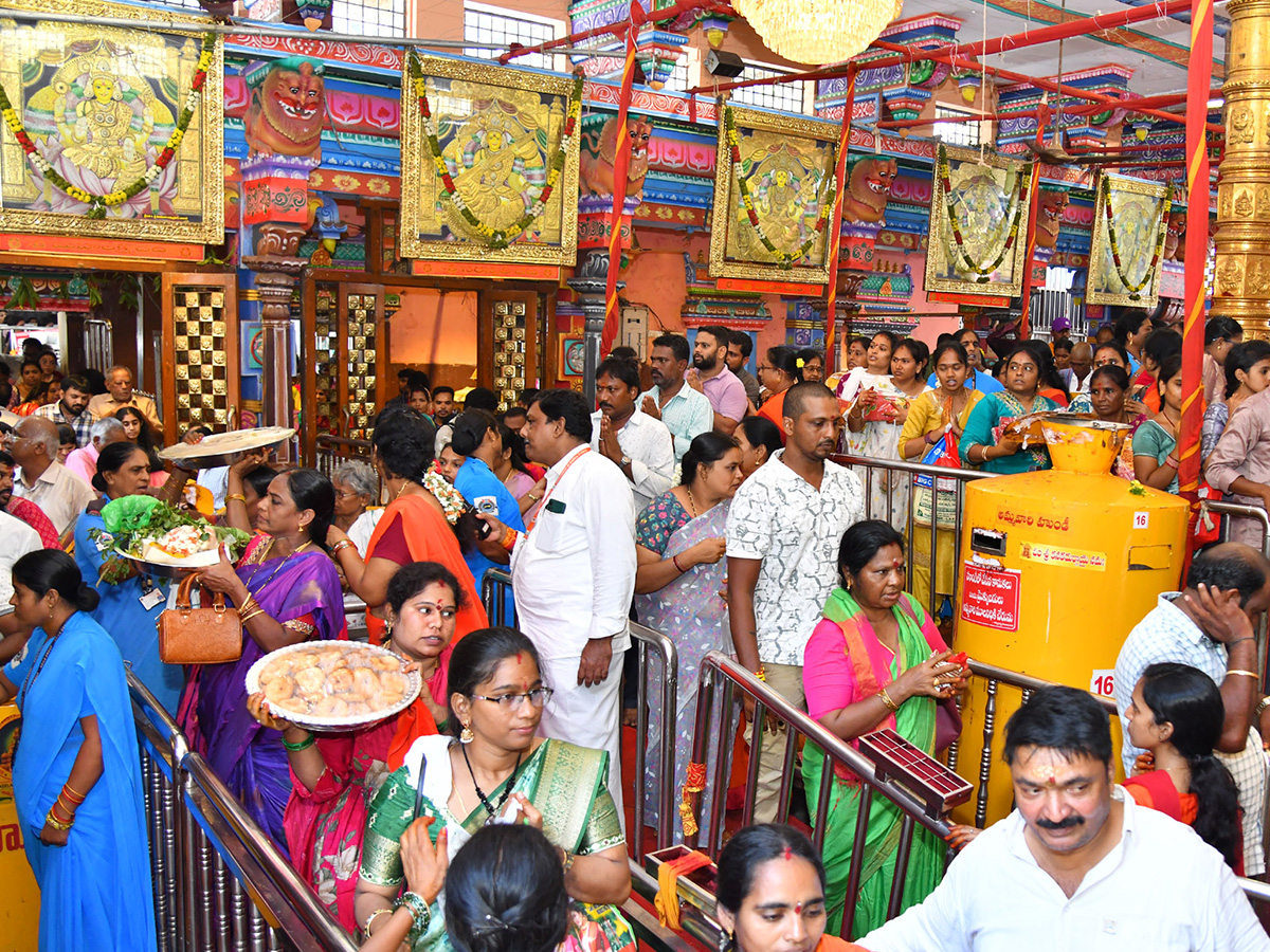 విజయవాడ : సారె తెచ్చి..మనసారా కొలిచి..కిక్కిరిసిన ఇంద్రకీలాద్రి (ఫొటోలు ...