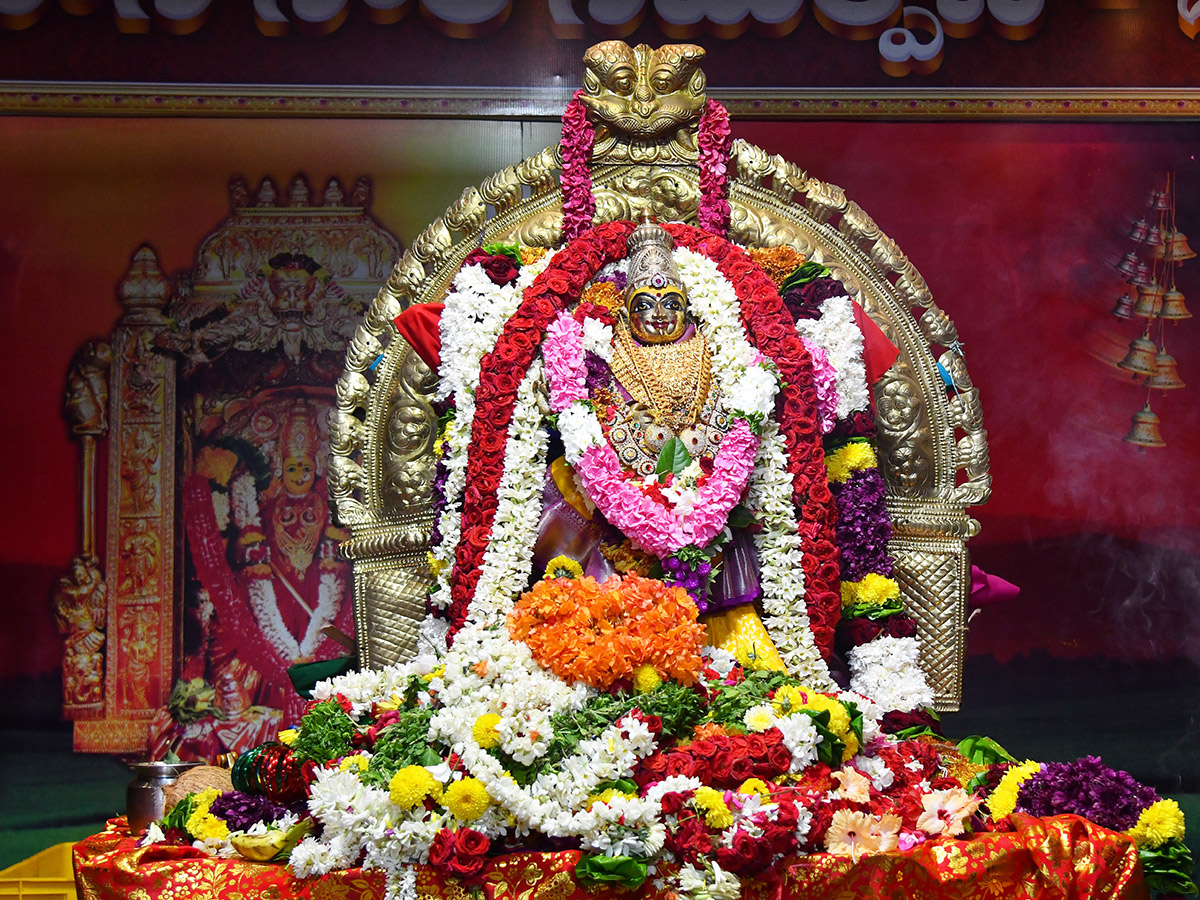 విజయవాడ : సారె తెచ్చి..మనసారా కొలిచి..కిక్కిరిసిన ఇంద్రకీలాద్రి (ఫొటోలు ...