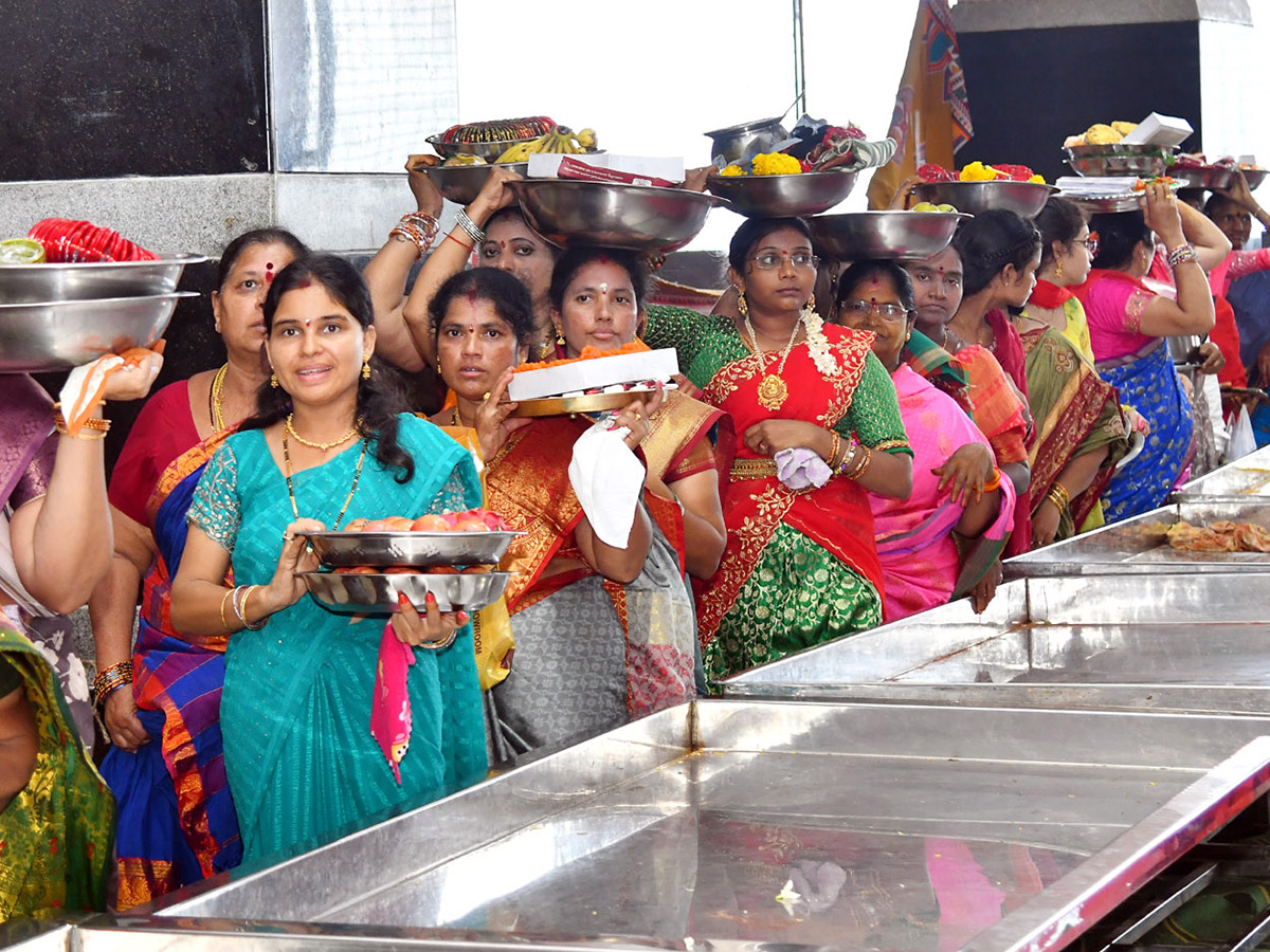 విజయవాడ : సారె తెచ్చి..మనసారా కొలిచి..కిక్కిరిసిన ఇంద్రకీలాద్రి (ఫొటోలు ...