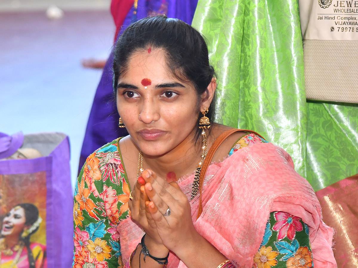 విజయవాడ : సారె తెచ్చి..మనసారా కొలిచి..కిక్కిరిసిన ఇంద్రకీలాద్రి (ఫొటోలు ...