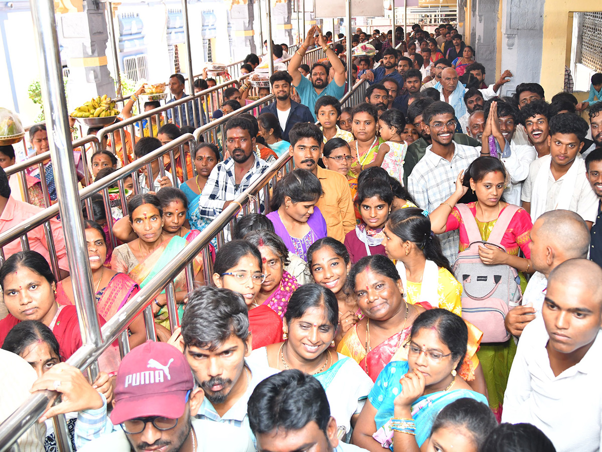 విజయవాడ : సారె తెచ్చి..మనసారా కొలిచి..కిక్కిరిసిన ఇంద్రకీలాద్రి (ఫొటోలు ...