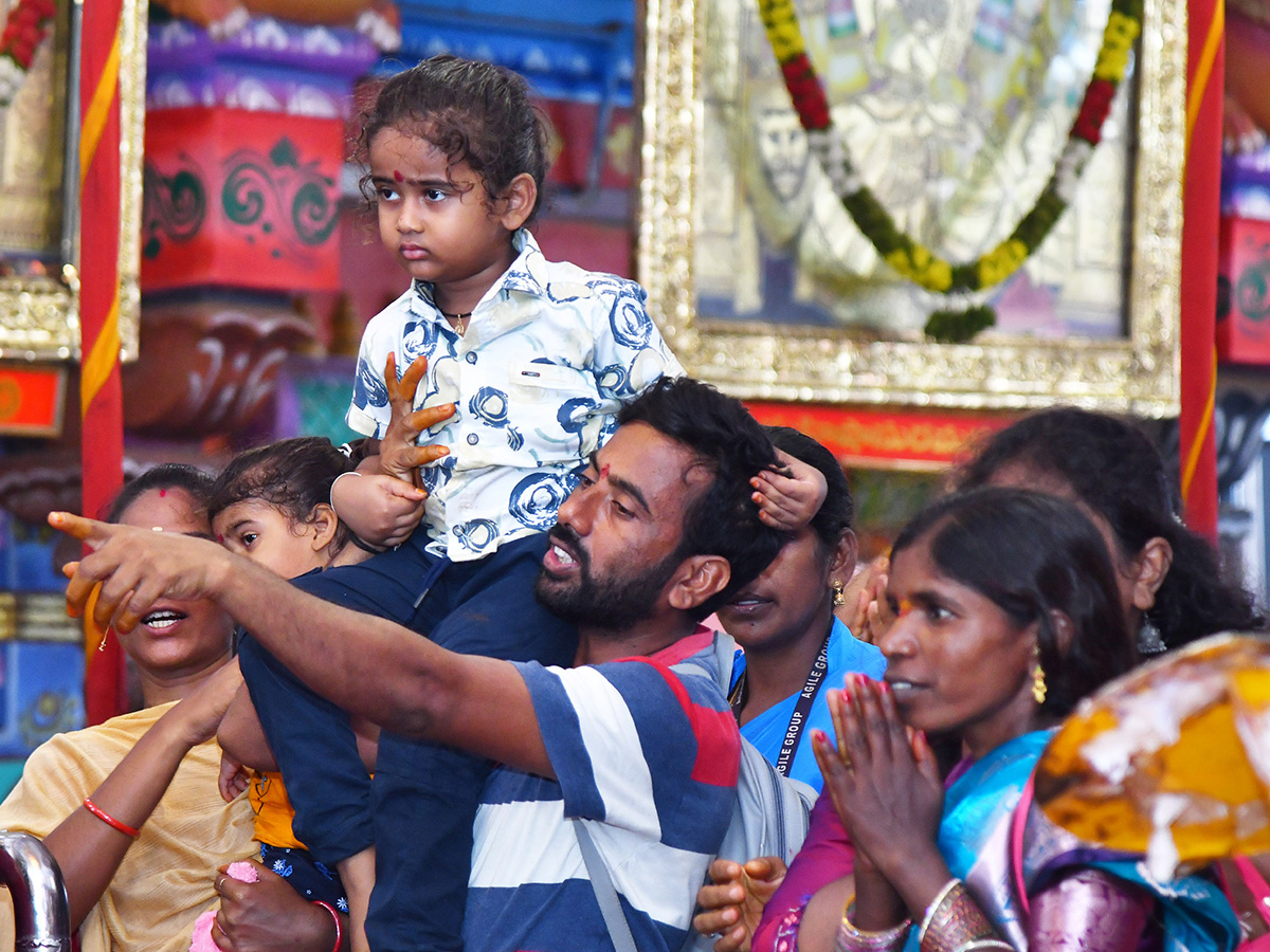 విజయవాడ : సారె తెచ్చి..మనసారా కొలిచి..కిక్కిరిసిన ఇంద్రకీలాద్రి (ఫొటోలు ...