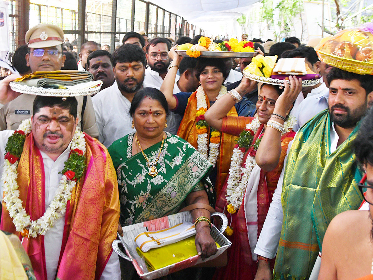 బల్కంపేట : వైభవోపేతంగా ఎల్లమ్మ పోచమ్మ కల్యాణోత్సవం..ఉప్పొంగిన భక్తిభావం ...