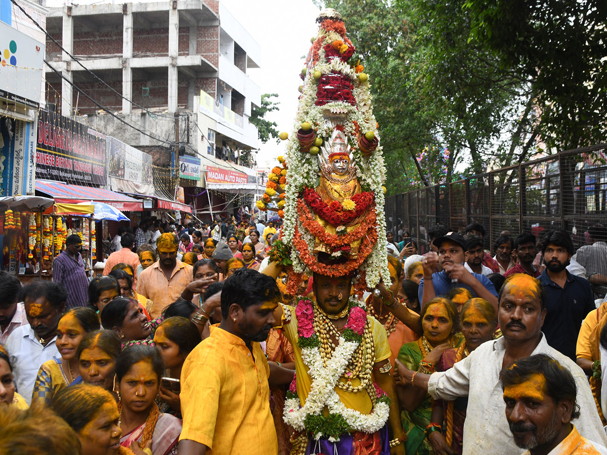 బల్కంపేట : వైభవోపేతంగా ఎల్లమ్మ పోచమ్మ కల్యాణోత్సవం..ఉప్పొంగిన భక్తిభావం ...