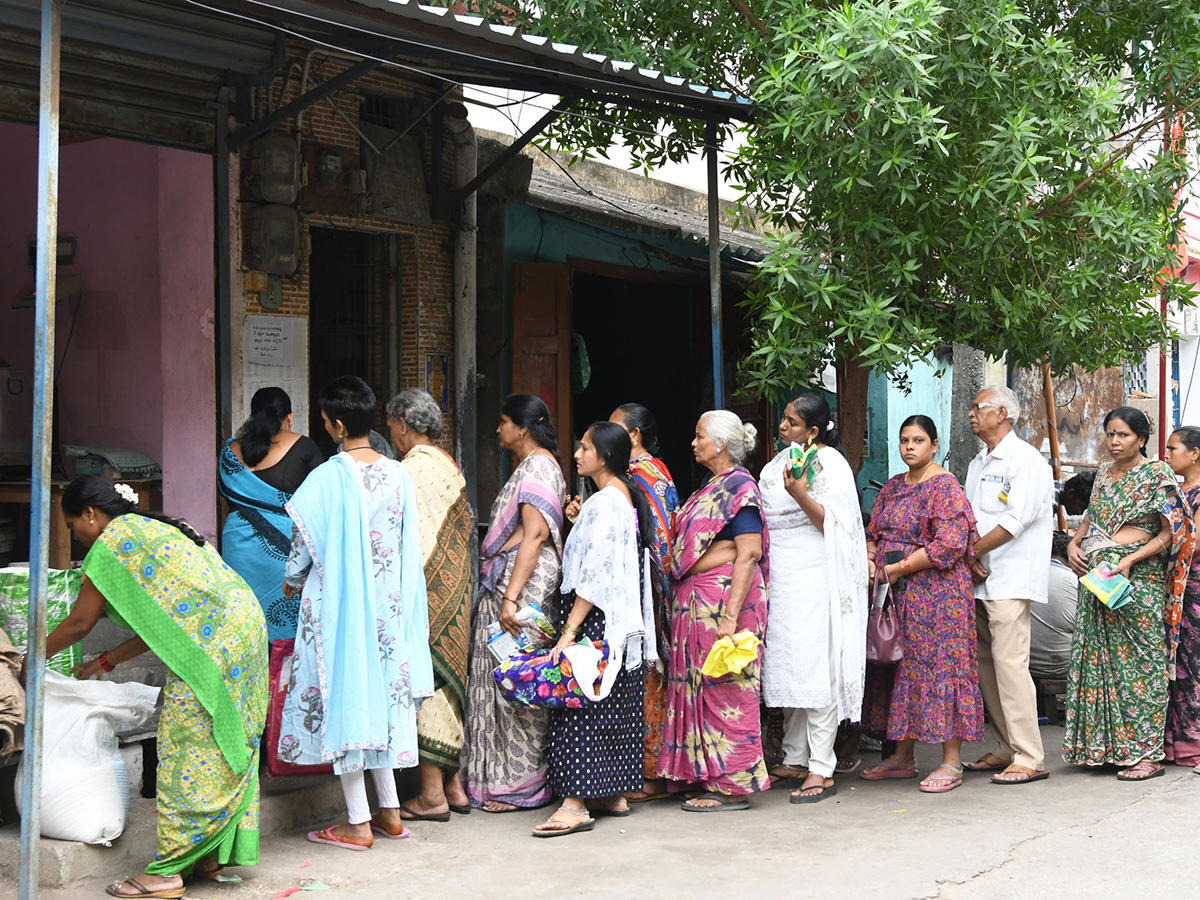 ఏపీ : అమ్మో ఒకటో తారీఖు.. పరుగులు పెట్టాల్సిందే (ఫొటోలు) | Public ...