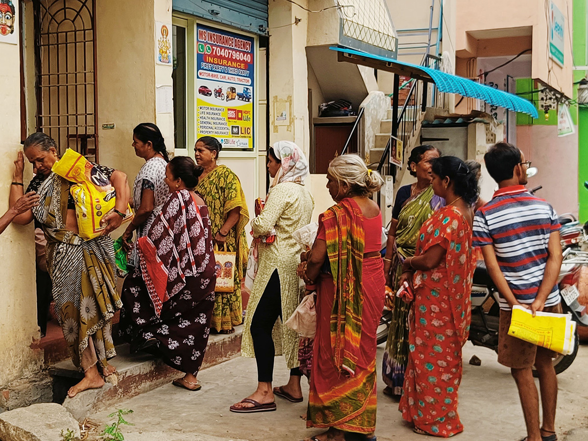 ఏపీ : అమ్మో ఒకటో తారీఖు.. పరుగులు పెట్టాల్సిందే (ఫొటోలు) | Public ...