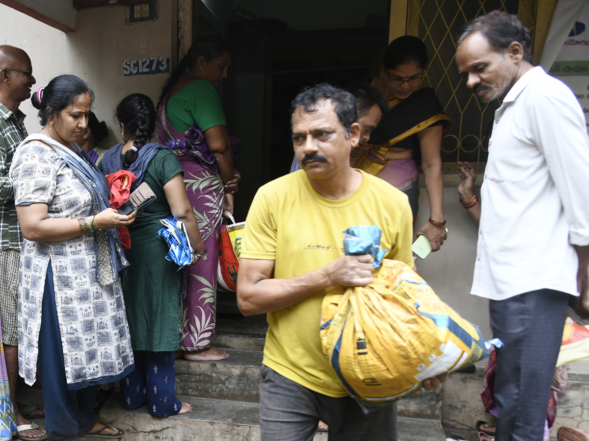 ఏపీ : అమ్మో ఒకటో తారీఖు.. పరుగులు పెట్టాల్సిందే (ఫొటోలు) | Public ...