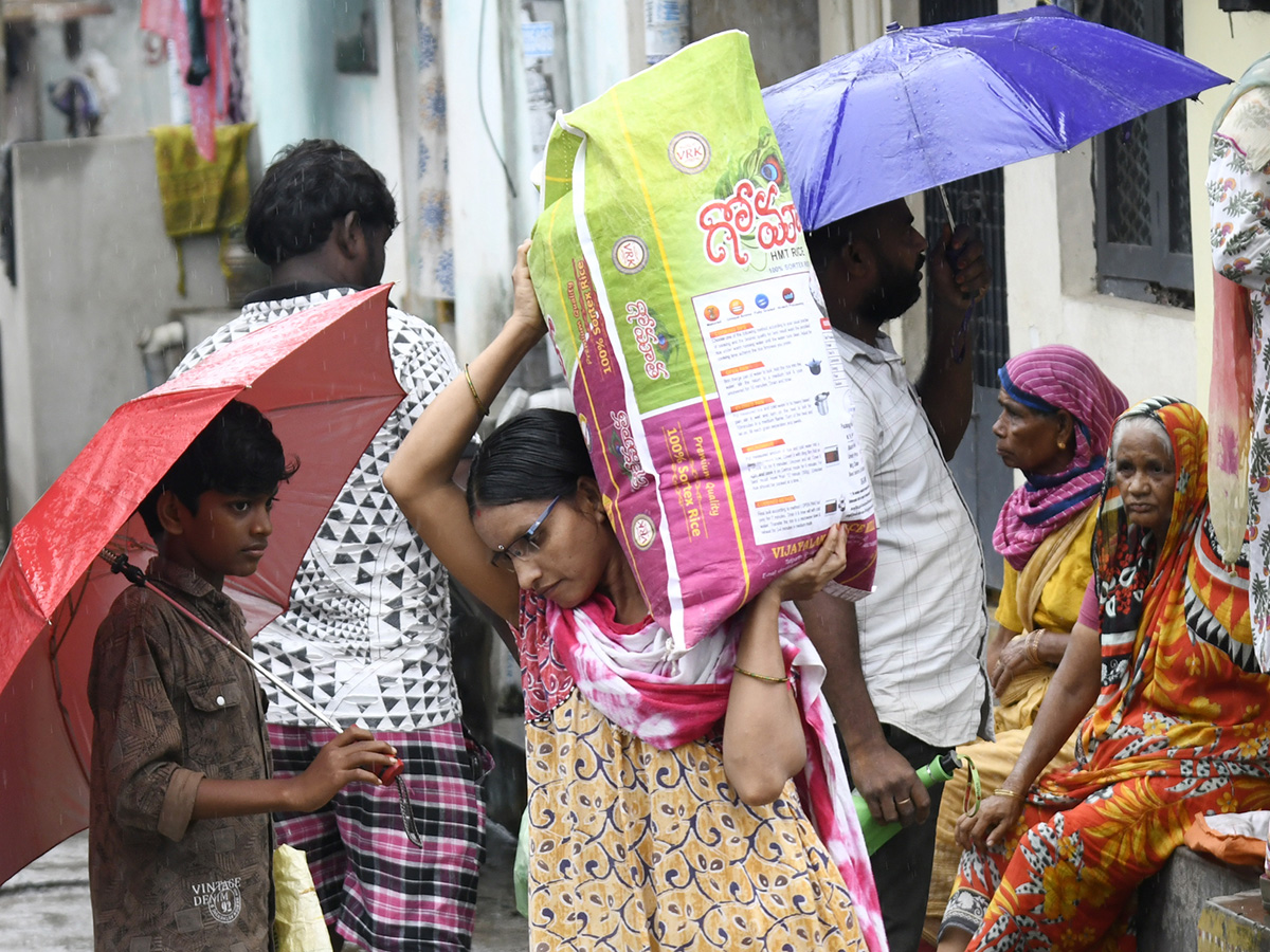 ఏపీ : అమ్మో ఒకటో తారీఖు.. పరుగులు పెట్టాల్సిందే (ఫొటోలు) | Public ...