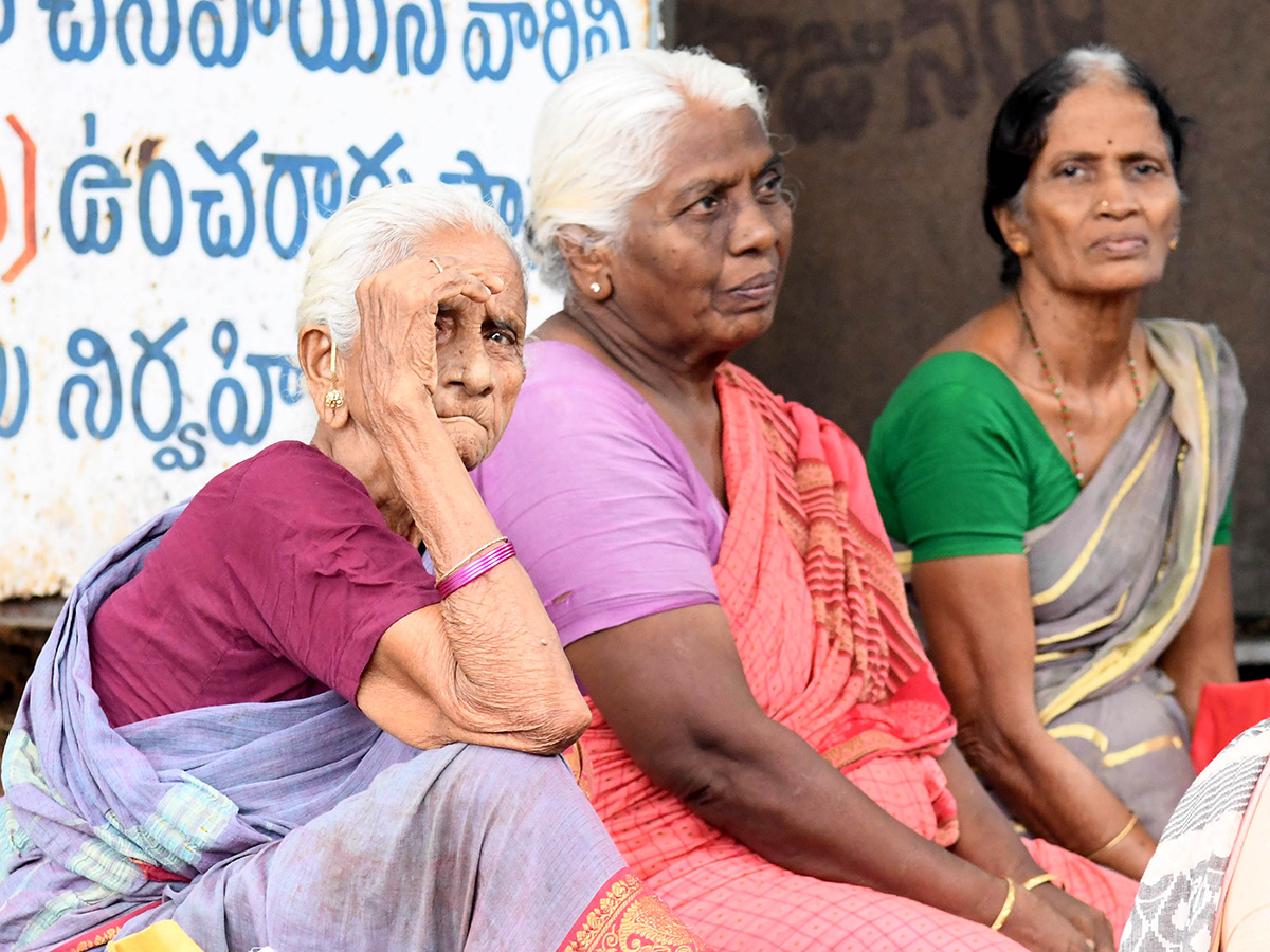 ఏపీ : అమ్మో ఒకటో తారీఖు.. పరుగులు పెట్టాల్సిందే (ఫొటోలు) | Public ...