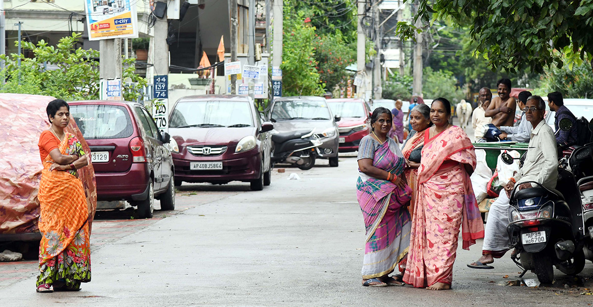 ఏపీ : అమ్మో ఒకటో తారీఖు.. పరుగులు పెట్టాల్సిందే (ఫొటోలు) | Public ...