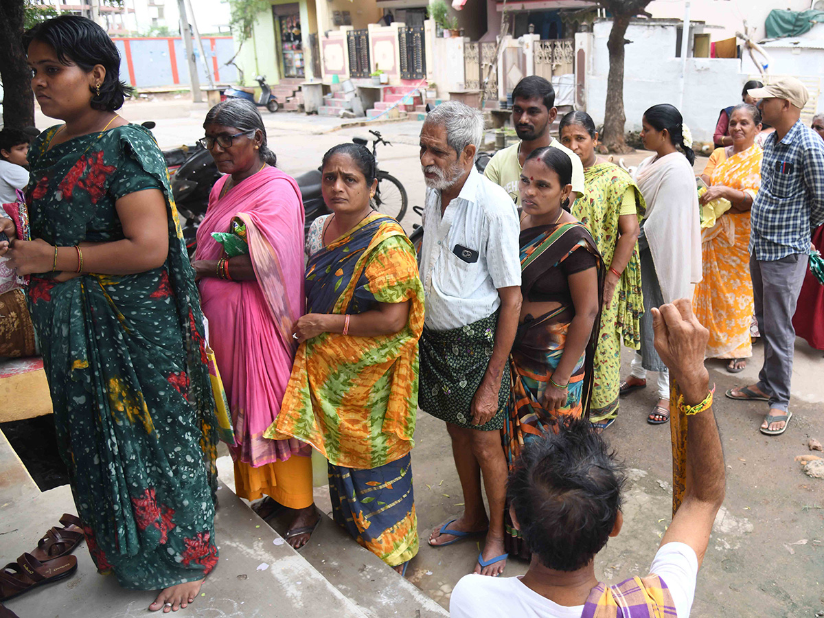 ఏపీ : అమ్మో ఒకటో తారీఖు.. పరుగులు పెట్టాల్సిందే (ఫొటోలు) | Public ...