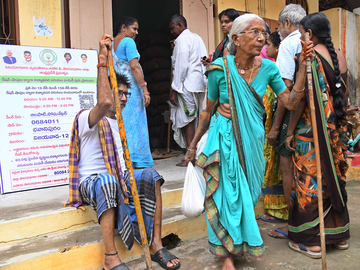 ఏపీ : అమ్మో ఒకటో తారీఖు.. పరుగులు పెట్టాల్సిందే (ఫొటోలు) | Public ...