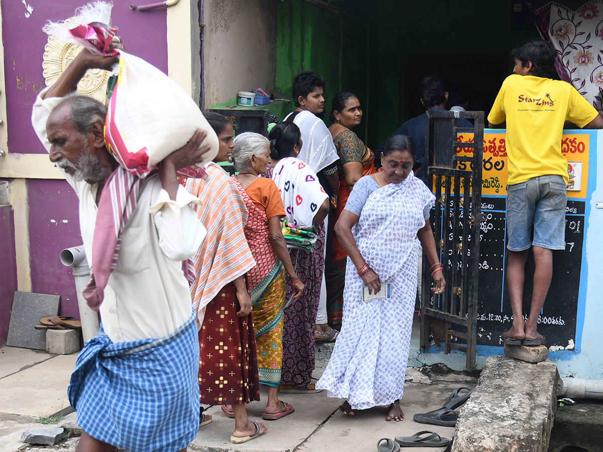ఏపీ : అమ్మో ఒకటో తారీఖు.. పరుగులు పెట్టాల్సిందే (ఫొటోలు) | Public ...