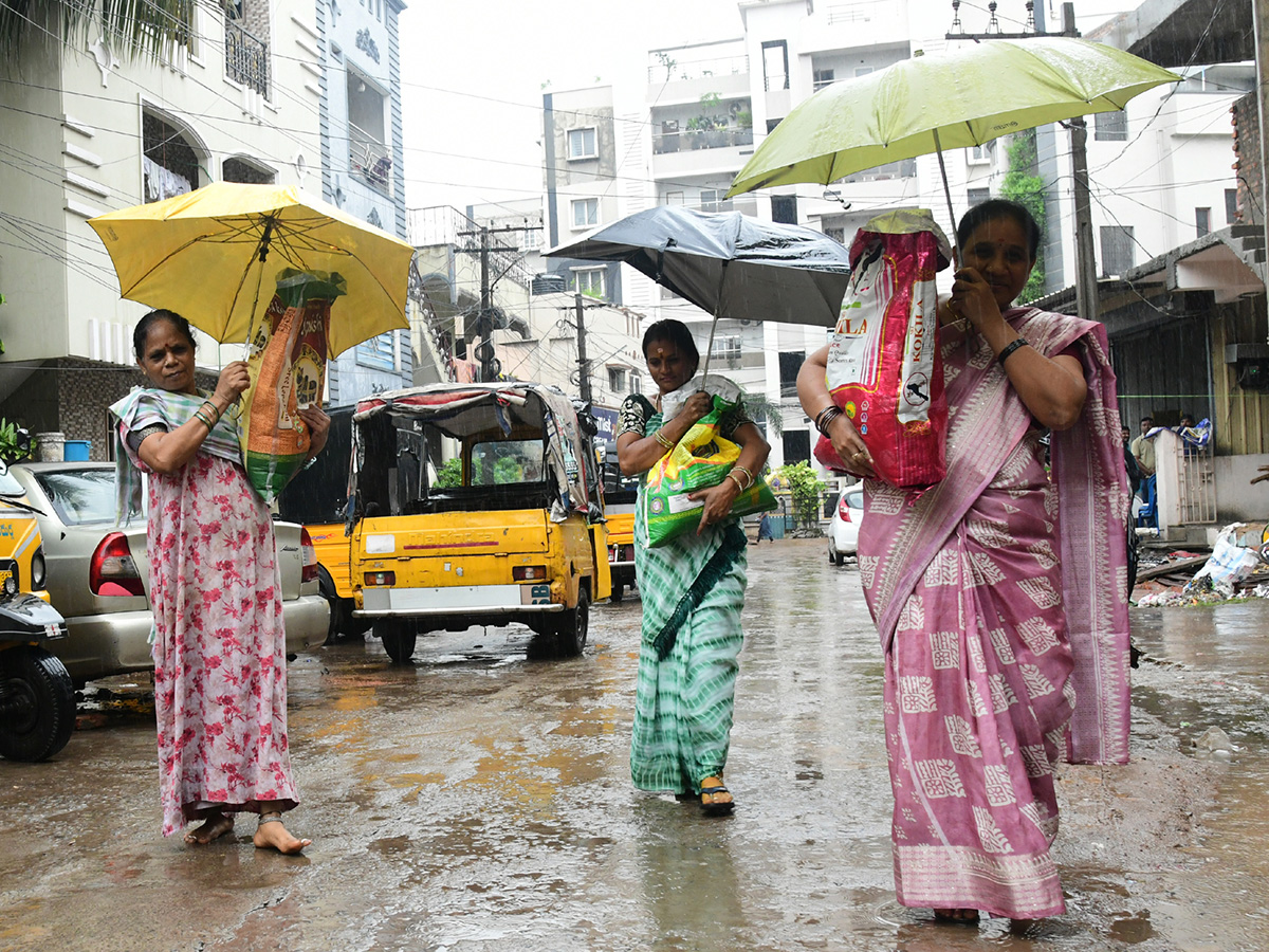 ఏపీ : అమ్మో ఒకటో తారీఖు.. పరుగులు పెట్టాల్సిందే (ఫొటోలు) | Public ...