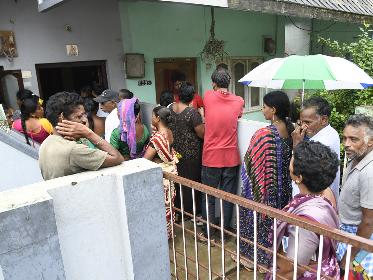 ఏపీ : అమ్మో ఒకటో తారీఖు.. పరుగులు పెట్టాల్సిందే (ఫొటోలు) | Public ...