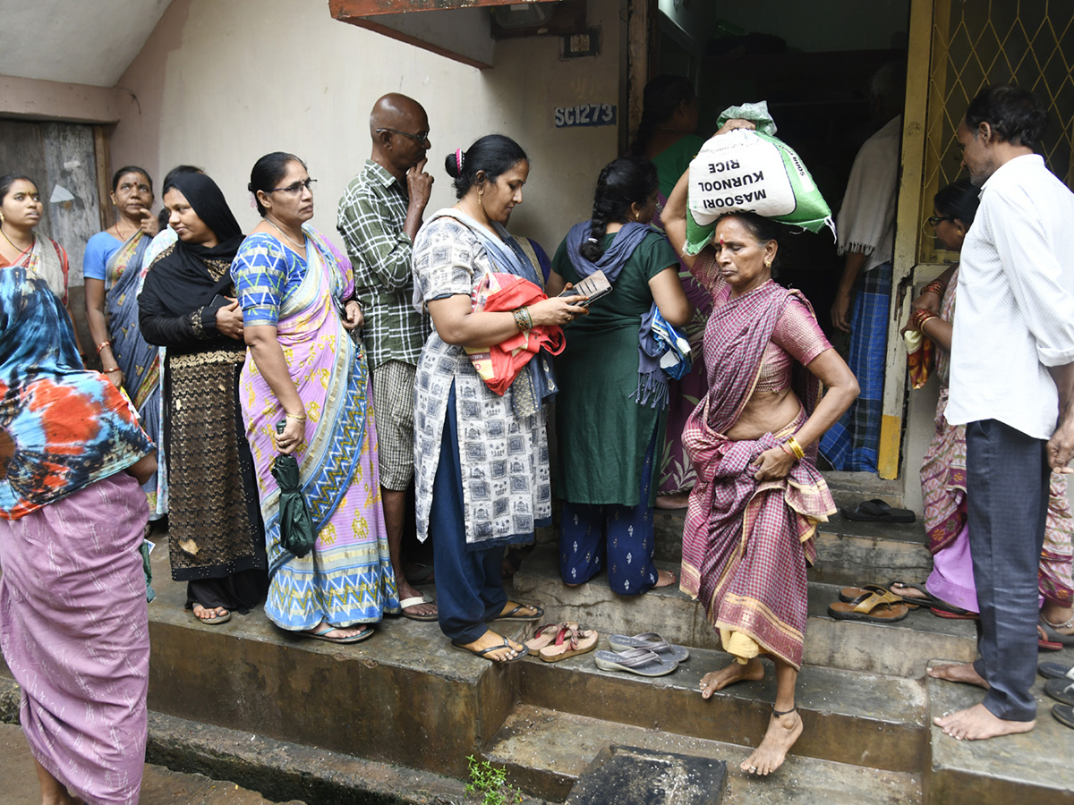 ఏపీ : అమ్మో ఒకటో తారీఖు.. పరుగులు పెట్టాల్సిందే (ఫొటోలు) | Public ...