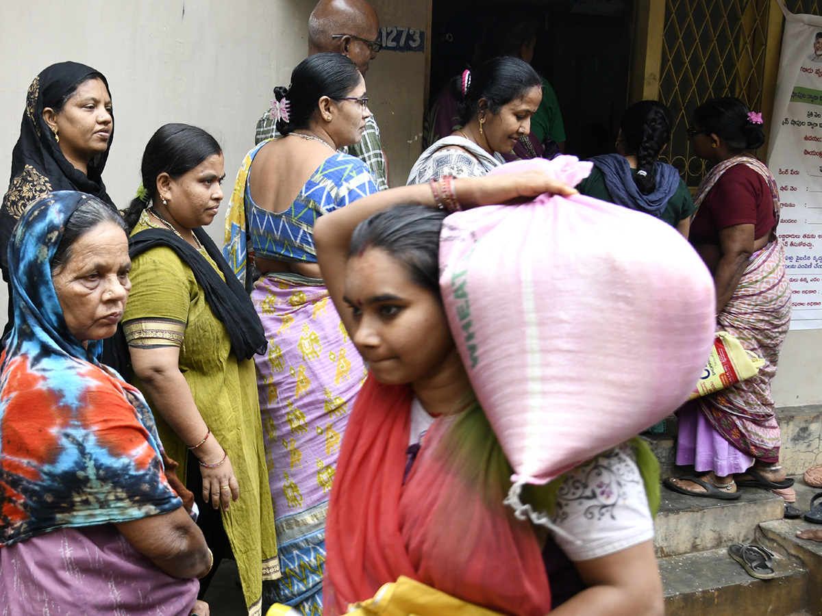 ఏపీ : అమ్మో ఒకటో తారీఖు.. పరుగులు పెట్టాల్సిందే (ఫొటోలు) | Public ...