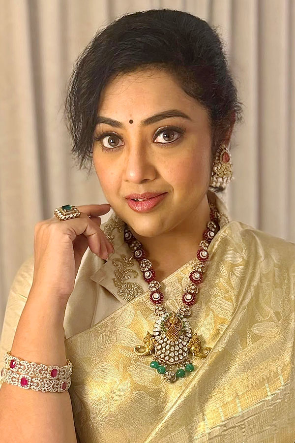 ట్రెండీ వేర్ కాదు.. చీరలో ఒకప్పటి హీరోయిన్ మీనా (ఫొటోలు) | Actress ...