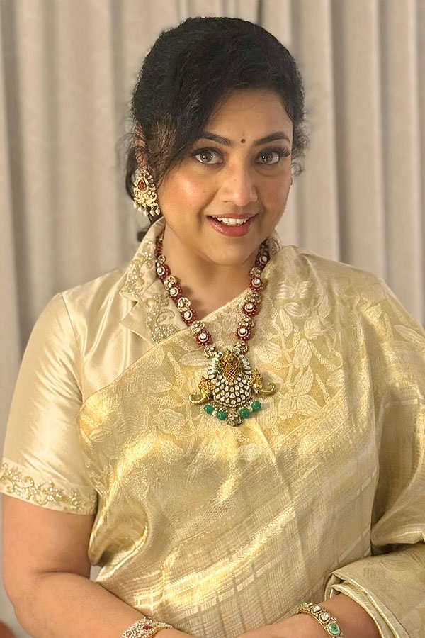 ట్రెండీ వేర్ కాదు.. చీరలో ఒకప్పటి హీరోయిన్ మీనా (ఫొటోలు) | Actress ...